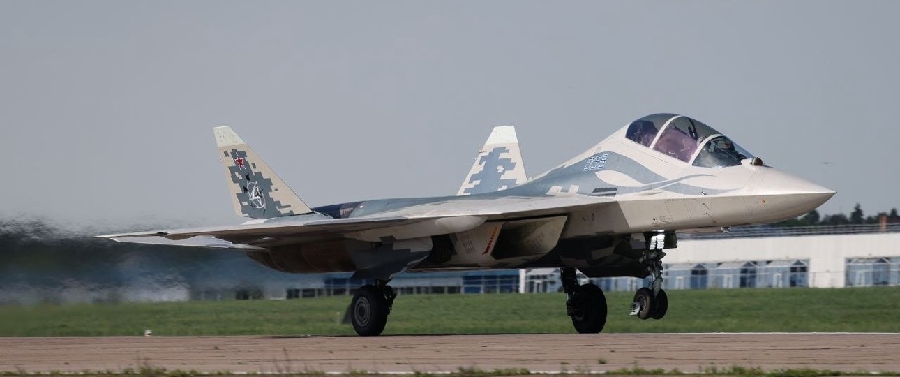 Russland bringt zweisitzigen Tarnkappenjet Sukhoi Su-57D in die Luft ...